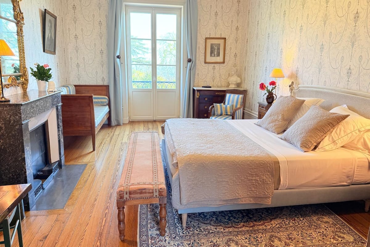 Quarto casal superior | Ferros/tábuas de passar roupa, Wi-Fi de cortesia