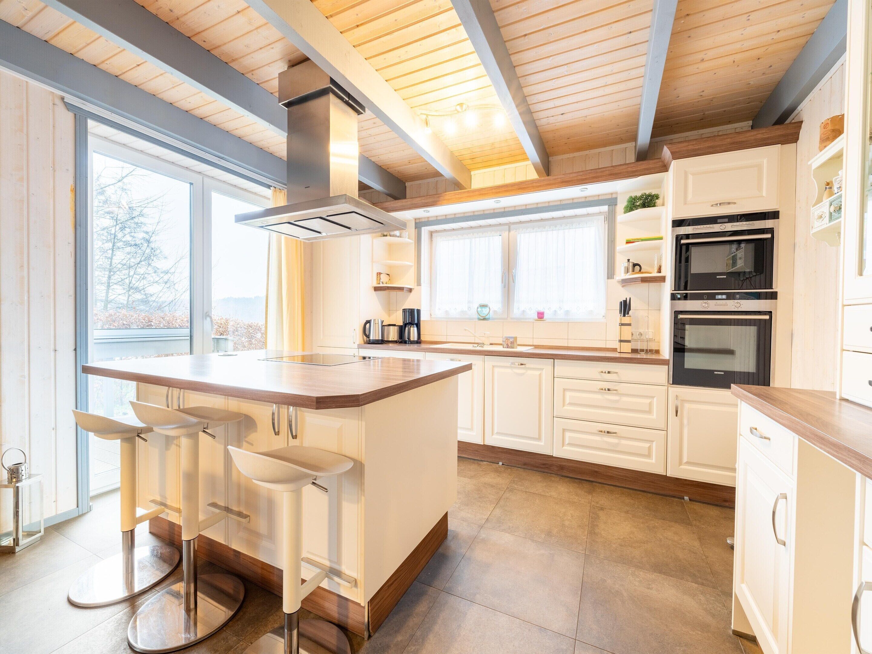 Casa | Cozinha privada | Chaleira elétrica, torradeira, cadeirão de bebê