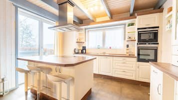 Casa | Cozinha privada | Chaleira elétrica, torradeira, cadeirão de bebê