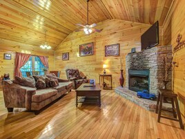 Cabana, várias camas, banheira de imersão, vista para a montanha (Smokies Bungalow) | Área de estar | TV de tela plana 42 polegadas com canais digitais, lareira