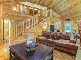 Cabana, várias camas, banheira de imersão, vista para a montanha (Smokies Bungalow) | Área de estar | TV de tela plana 42 polegadas com canais digitais, lareira