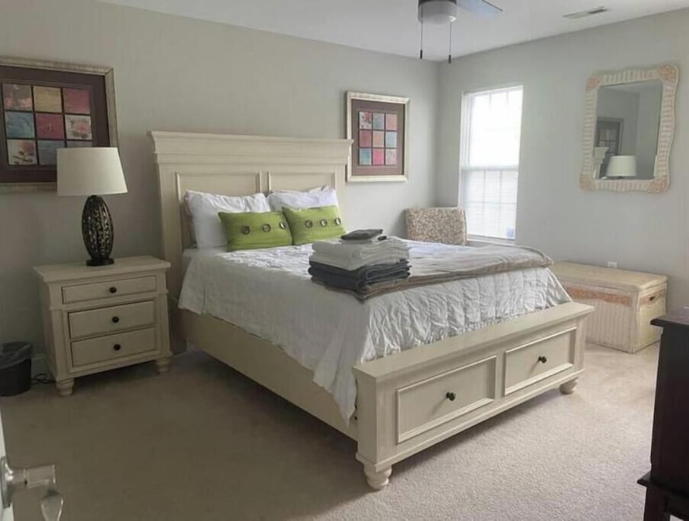 3 Bdrm Hideaway With Garage - Charlotte