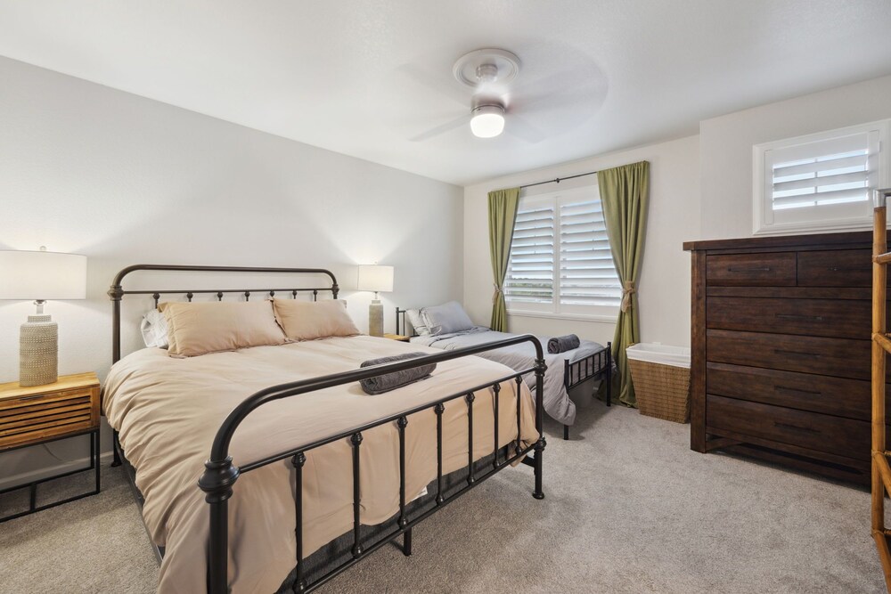 Centrally Located Home Near Mcr, Blue Arena, I-25, Rmnp Easy Access, Pool Table! - Loveland, CO