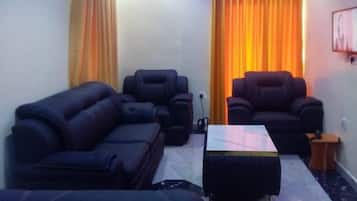 Quarto casal ou duplo standard, sacada, vista para a cidade | Área de estar
