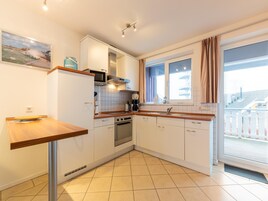 Apartamento | Cozinha privada | Chaleira elétrica, torradeira, cadeirão de bebê