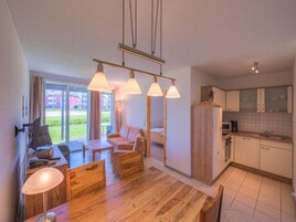 Apartamento | Cozinha privada | Uma chaleira elétrica, uma torradeira, uma cadeira de bebé 