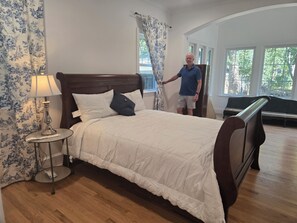 NEW! Gorgeous 4-bedroom in quiet, upscale neighborhood near White Rock ...