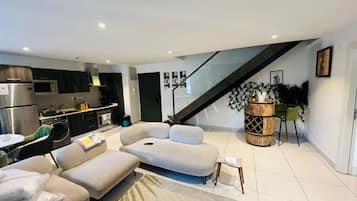 Apartamento, 2 quartos, para não fumantes, vista para a piscina | Área de estar
