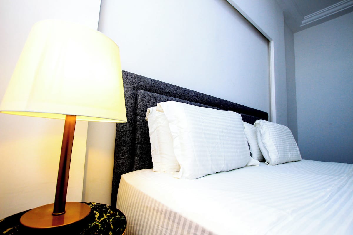 1 quarto, cofre no quarto, com mobília individualizada, secretária