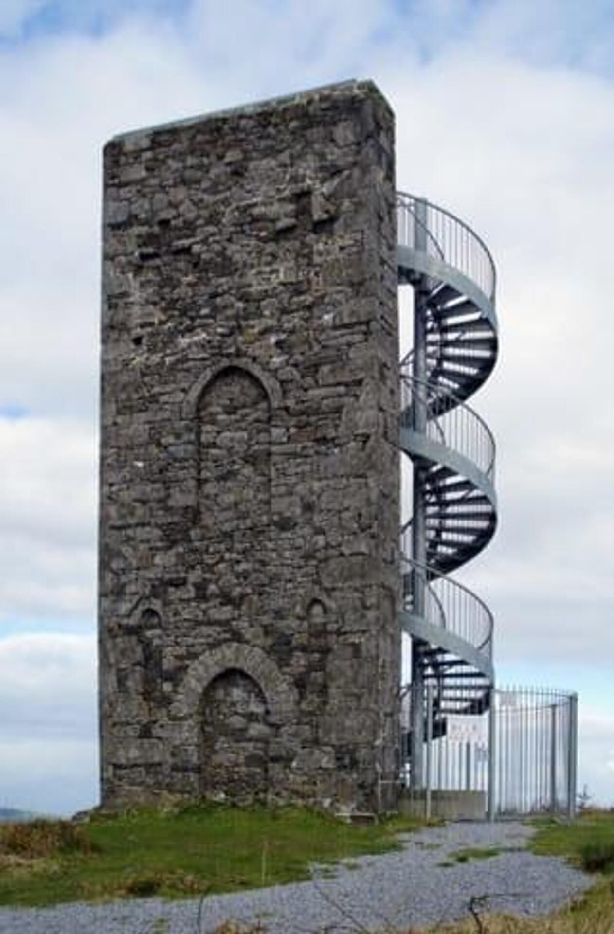 Uma torre de pedra com uma escadaria em espiral.