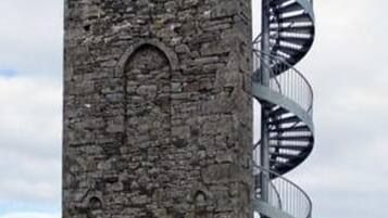Uma torre de pedra com uma escadaria em espiral.