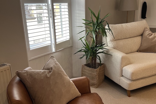 Quarto Duplo Superior, casa de banho anexa | Secretária, secretária adequada para computadores portáteis