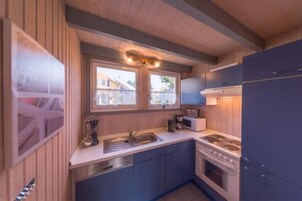 Casa | Cozinha privada | Uma chaleira elétrica, uma torradeira, uma cadeira de bebé 