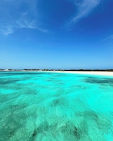 Perto da praia, praia de areia branca, guarda-sóis de praia 