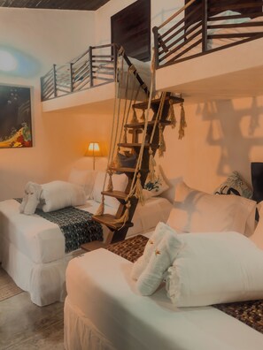 Quarto quádruplo família | Cofres nos quartos, cortinas blackout, Wi-Fi de cortesia