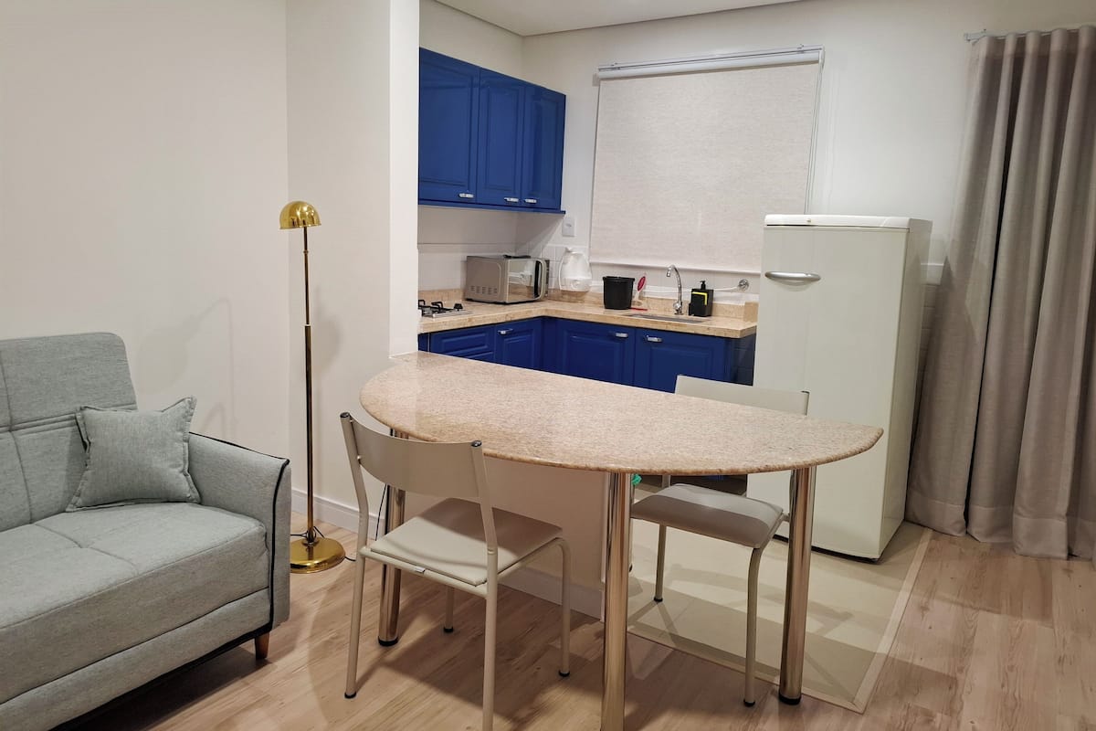 Apartamento urbano, 1 cama Queen e sofá-cama | Sala de estar | TV LED 40 polegadas com canais a cabo