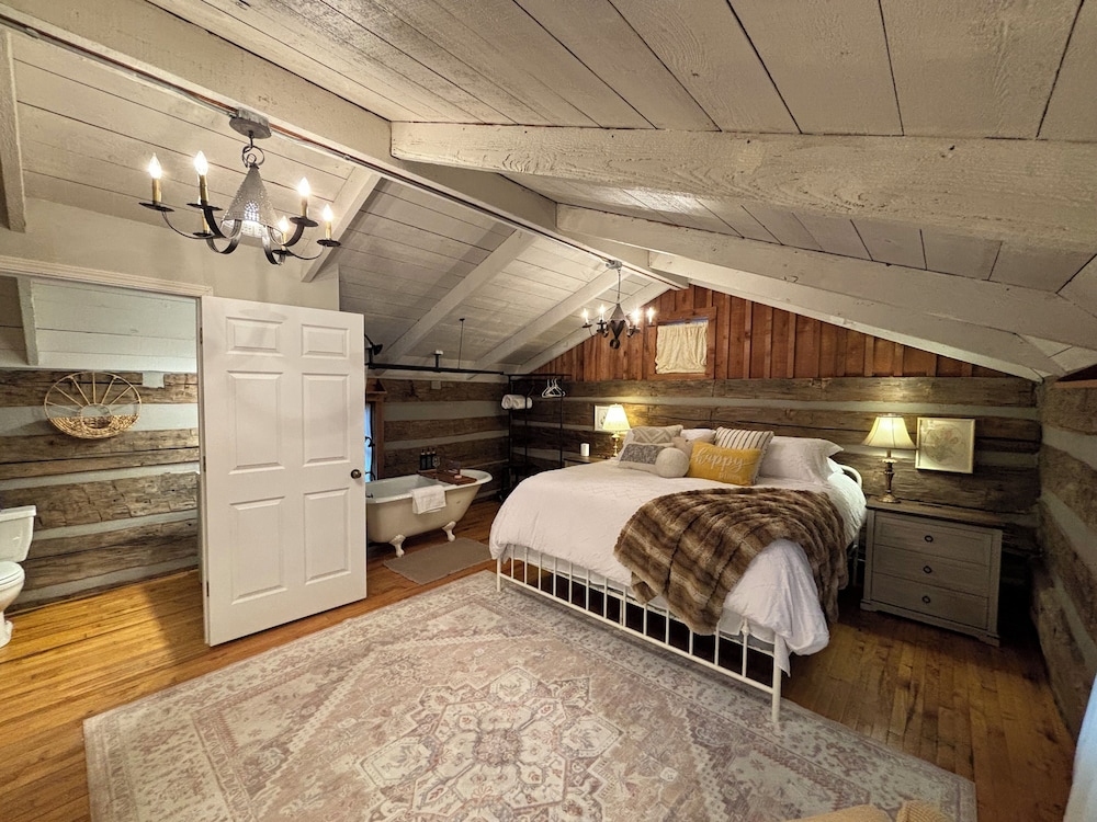 Cozy, Chic & Historic 3-bedroom Cabin In Trendy Goshen, 40 Mins From Notre Dame! - Elkhart, IN