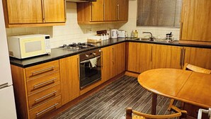Apartamento | Cozinha privada | Um frigorífico, um micro-ondas, um forno, uma placa de cozinha