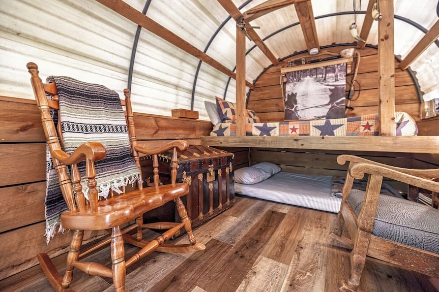 Prairie Palace Covered Wagon At Fox Pass Cabins - Hot Springs Village, AR