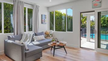 Casa Superior | Sala | Televisor LED de 66 de polegadas com canais digitais, Netflix, Hulu