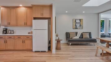 Uma cafeteira/bule, uma chaleira elétrica, uma cadeira de bebé