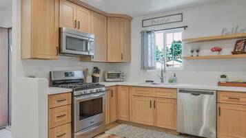 Casa Superior | Cozinha privada | Uma cafeteira/bule, uma chaleira elétrica, uma cadeira de bebé