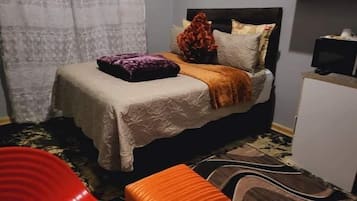 Quarto Duplo, vista para o pátio | Secretária adequada para computadores portáteis, ferro/tábua de engomar
