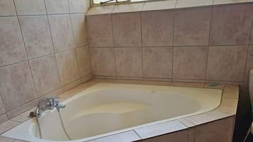 Quarto Familiar, varanda, vista para o jardim | Casa de banho | Um polibã, roupões, chinelos