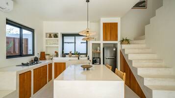 Villa, 1 quarto, vista para a piscina | Cozinha privada | Um frigorífico, uma placa de cozinha, uma chaleira elétrica