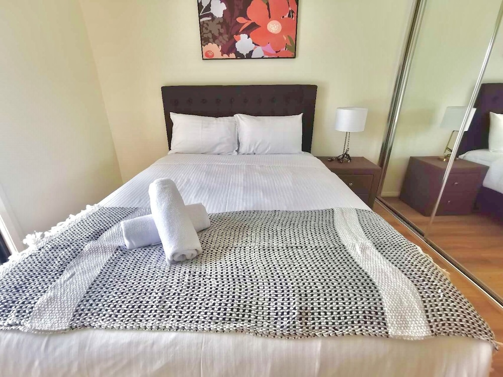 Adorable 3 Br Townhouse With Wifi & Parking - Blacktown