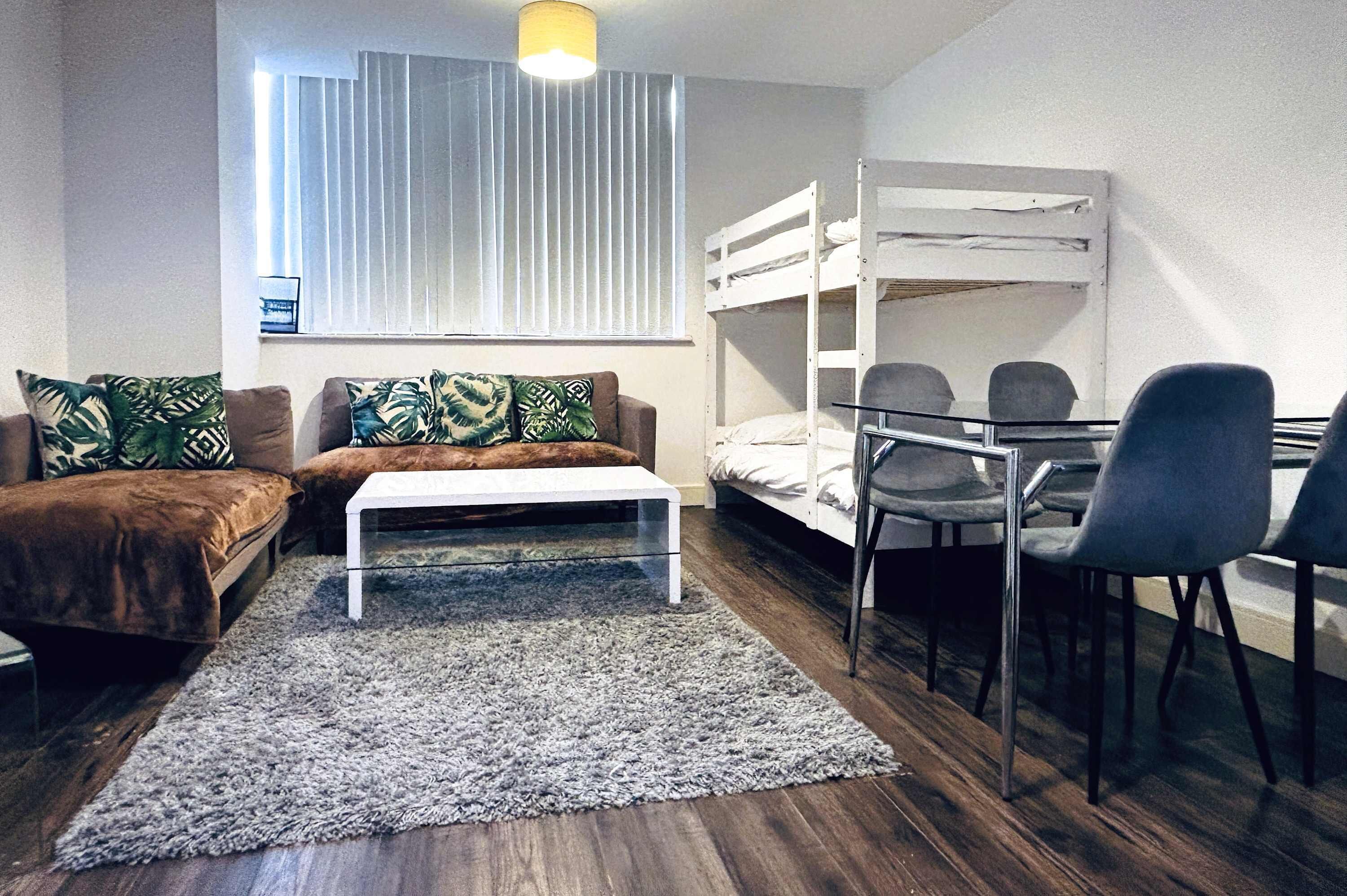City Centre Flat W/ Parking | Sleeps 4 - Birmingham