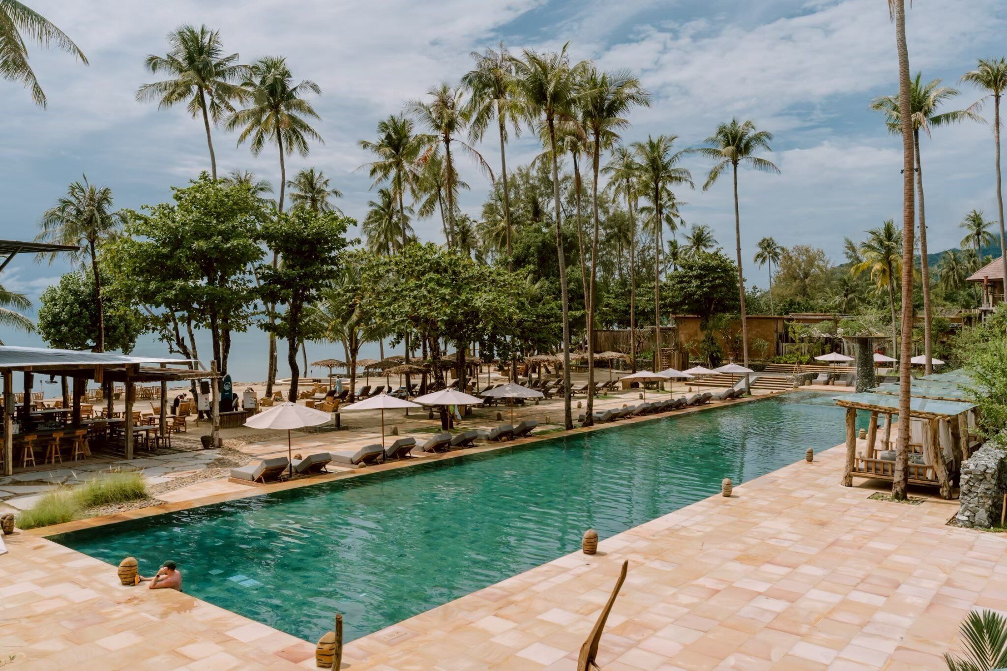 Piscina exterior, toldos gratuitos, guarda-sóis 