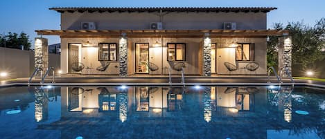 Piscina externa sazonal, guarda-sóis, espreguiçadeiras