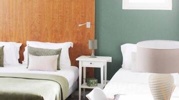 Quarto Triplo Standard, vista para o lago | 1 quarto, quartos insonorizados, Wi-fi grátis