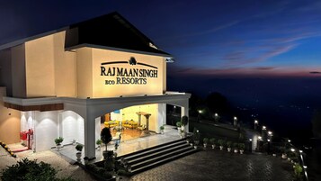 Um edifício de dois andares com uma placa que diz 'Rajmaan Singh Eco Resorts'.
