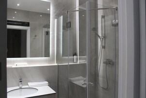 Quarto Duplo Standard | Casa de banho | Um polibã, artigos de higiene pessoal grátis, um secador de cabelo 