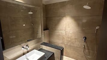 Quarto triplo superluxo | Banheiro | Chuveiro, produtos de toalete grátis, toalhas de banho, sabonete