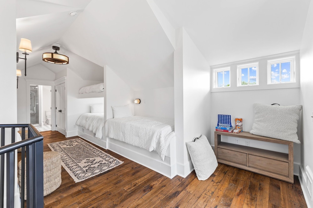 Moonstruck Cottage and Carriage - Luxury Remodel, Large Private Pool ...