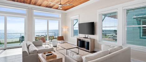 Casa, 6 quartos, piscina particular, vista para o oceano | Área de estar | Smart TV 55 polegadas com canais digitais, Netflix, Hulu