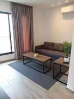 Apartamento júnior | Área de estar | Smart TV 55 polegadas com canais via satélite