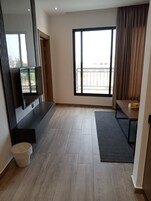 Apartamento júnior | Área de estar | Smart TV 55 polegadas com canais via satélite