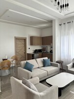 Apartamento Comfort, 1 quarto, varanda | Sala de estar | Televisor