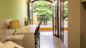 Quarto casal standard | Frigobar, escrivaninha, espaço de trabalho para notebook