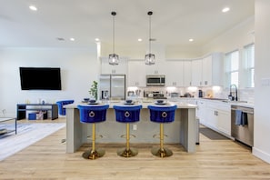 Casa de Férias Comfort | Cozinha privada | Um frigorífico/congelador grande, um micro-ondas, um forno