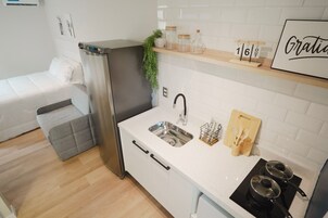 Estúdio standard, 1 cama de casal e sofá-cama | Cozinha privada | Micro-ondas, cooktop, talheres/pratos/utensílios de cozinha