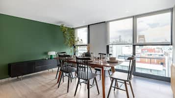 Apartamento Superior | Sala de estar | Televisor