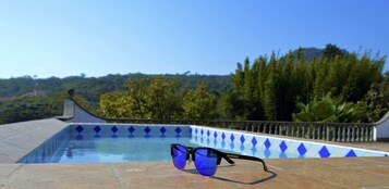 Piscina exterior sazonal, guarda-sóis, espreguiçadeiras 