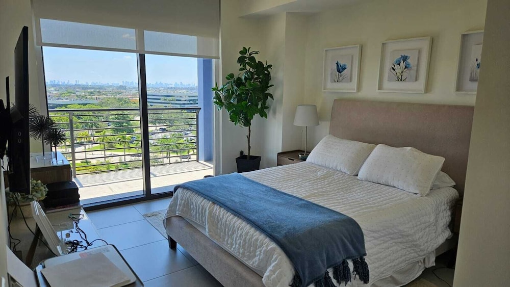 Gym, Wifi, Pool, Private Parking, Wifi, Restaurants, Night Places, Supermarkets - Doral, FL
