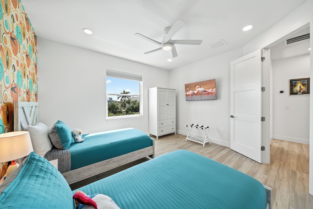 Launch Pad 5/4.5 With En Suites- Beach Access - Cocoa Beach, FL