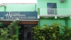 Hotel chamado 'Hotel Redentor', com número de contato e endereço de e-mail visíveis.
